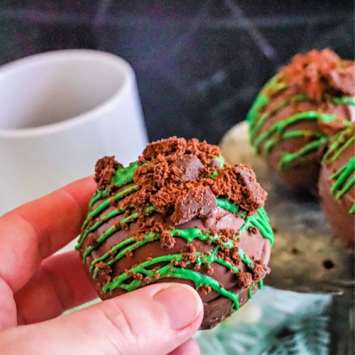 Thin Mint Hot Chocolate Bombs Recipe - Southern Kissed